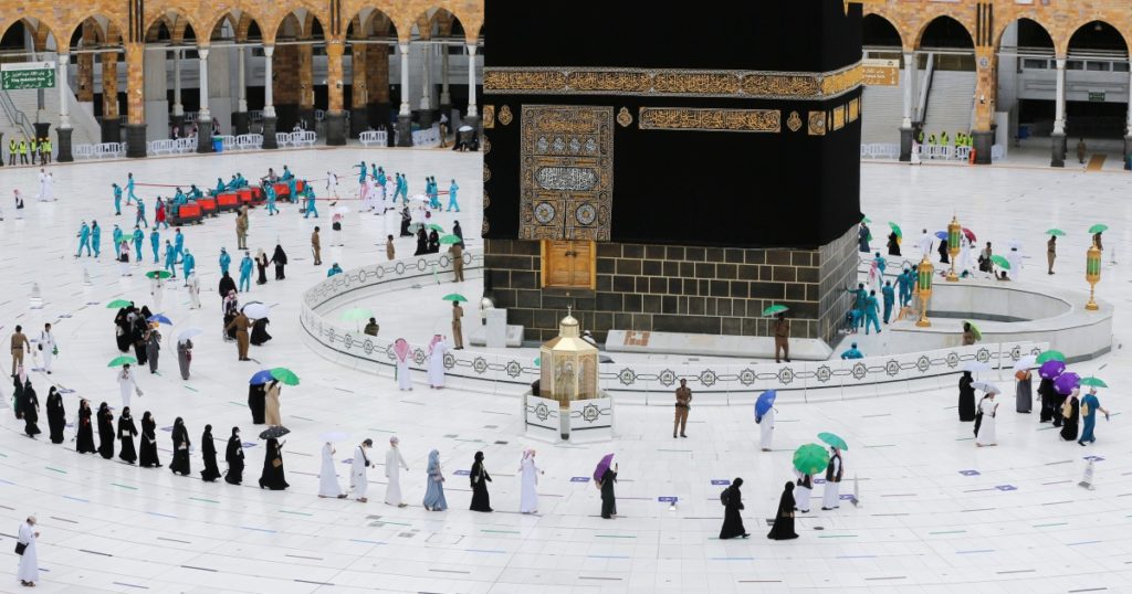 Saudi Arabia eases cloak mandate as first Hajj pilgrims come — Indian ...