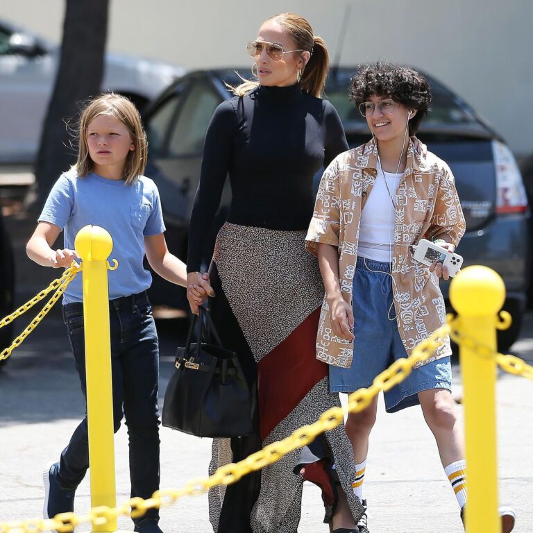 Emme Muñiz: La transformación y éxito de la hija no binaria de Jennifer ...