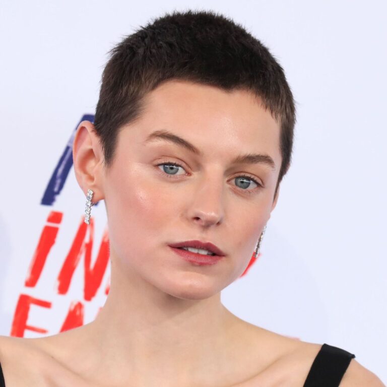 Emma Corrin rompe estereotipos mostrando su vello corporal en Harper’s ...